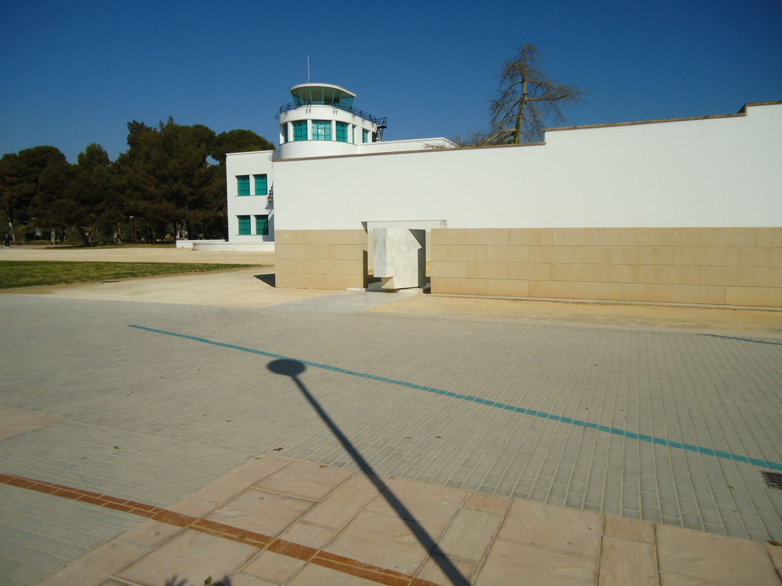 Explicaciones en el reloj solsticial de la Universidad de Alicante ...